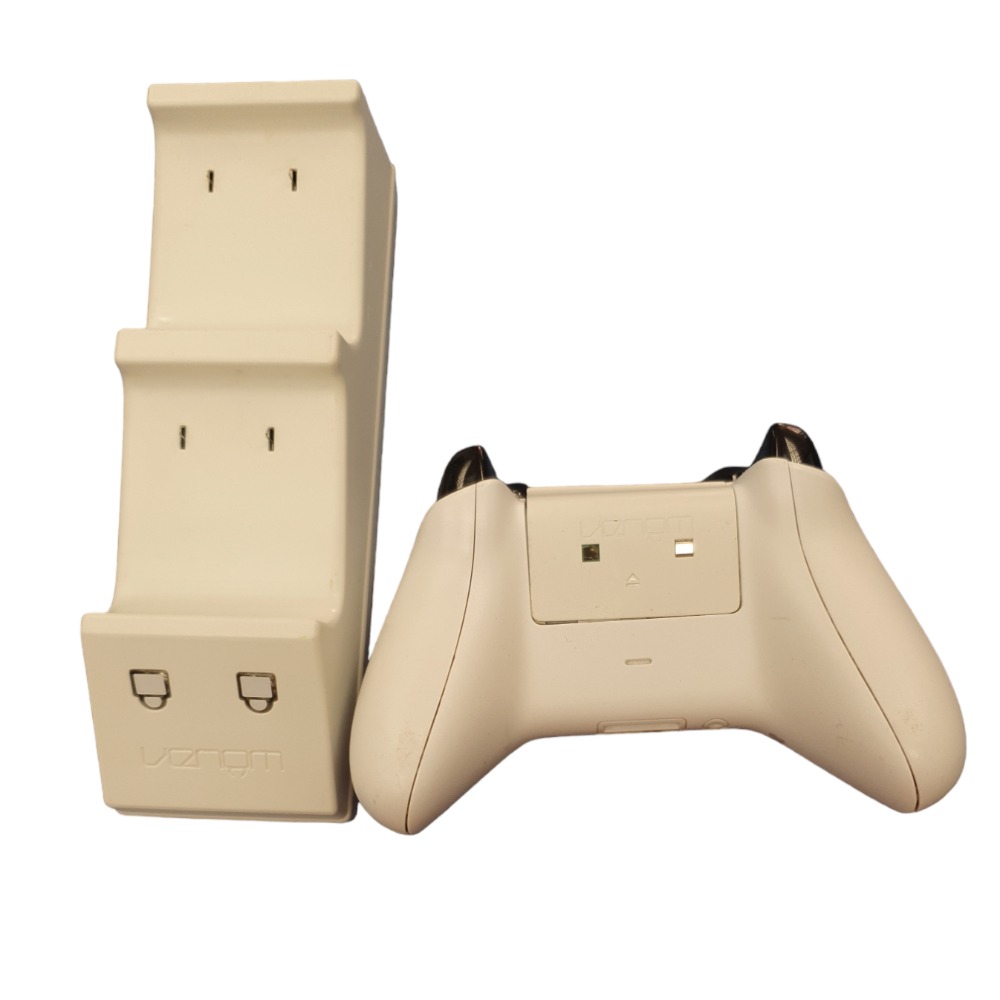 Pre-owned Microsoft xbox controller + venom docking station - Own4Less